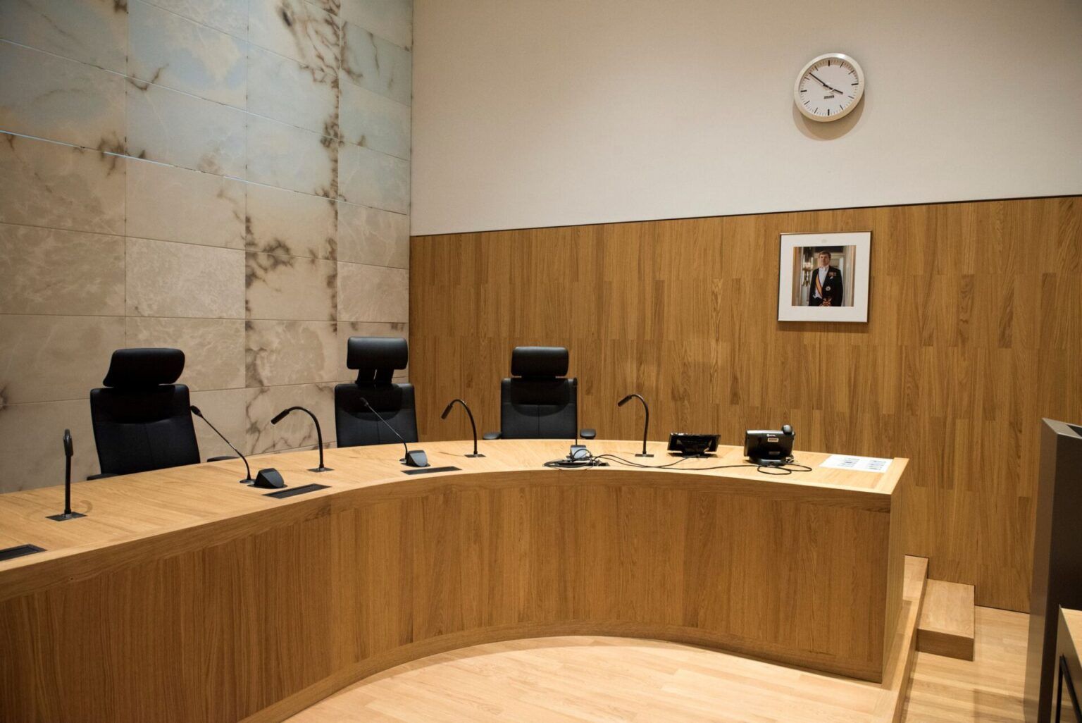 Koning blijft in rechtszaal hangen - Mr. Online