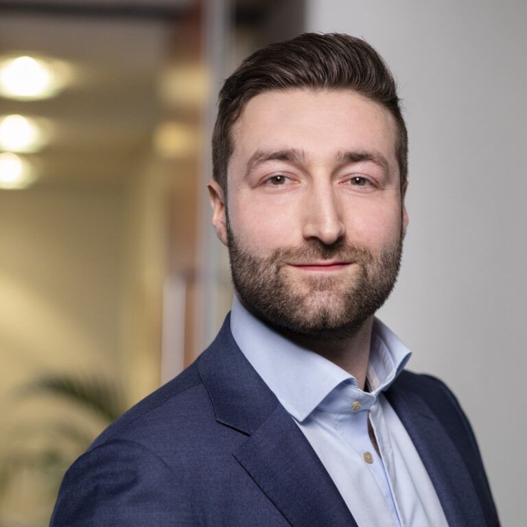 Guus Wife (La Gro Geelkerken) over rozengeur en maneschijn - Mr. Online