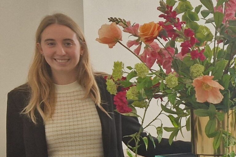 Iris Meeder (Van der Feltz) over twee leuke, jonge meiden - Mr. Online